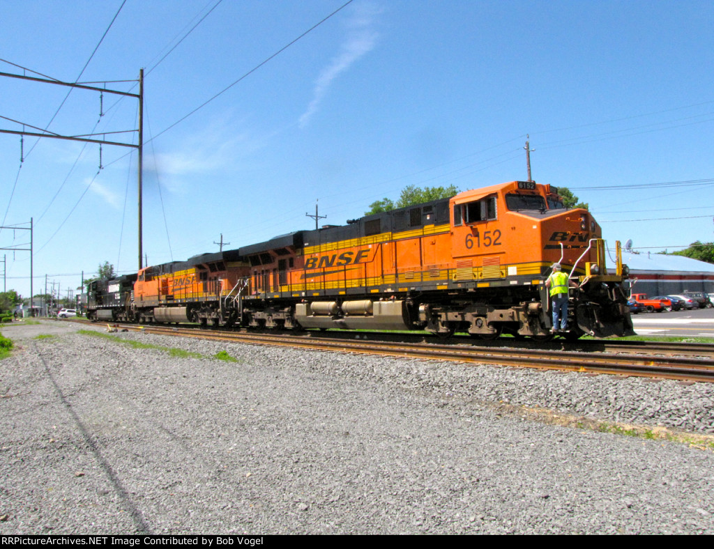 BNSF 6152 and 6000; NS 9237